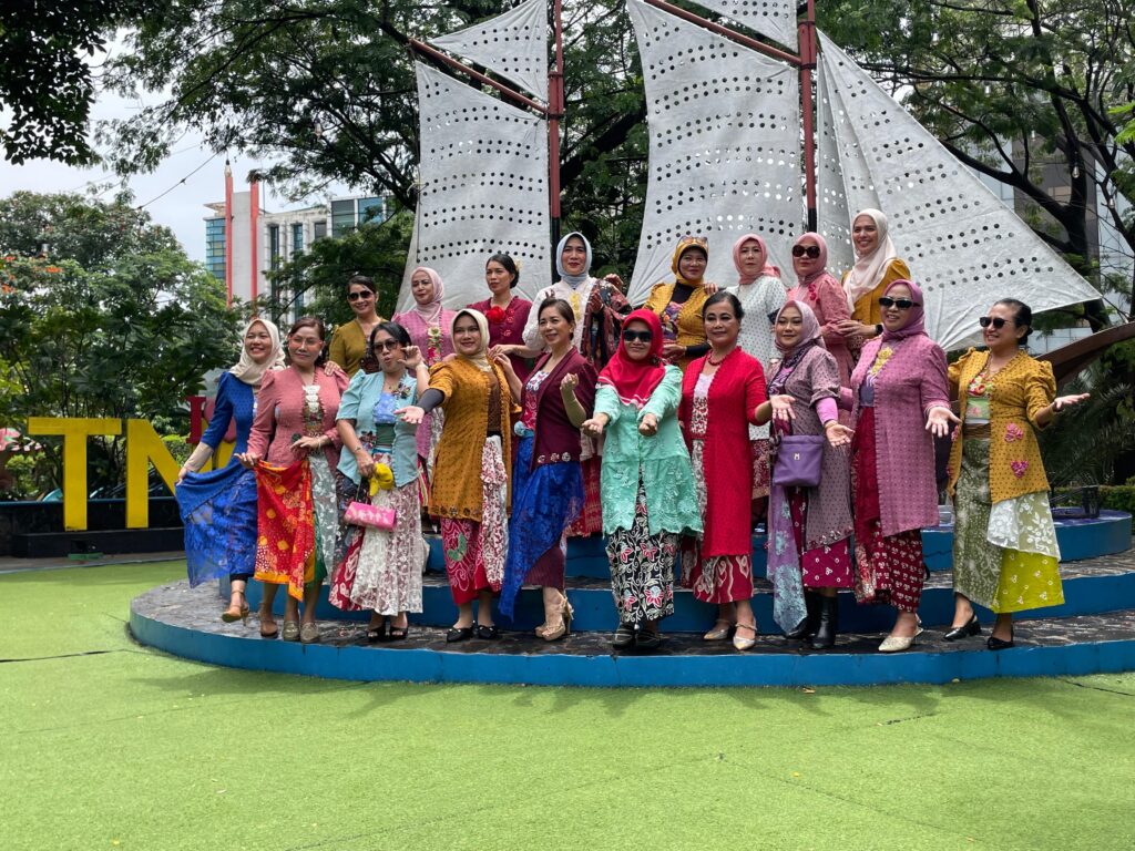 Parade Batik di Bus Jawara Meriahkan Hari Batik Nasional 2025 ...